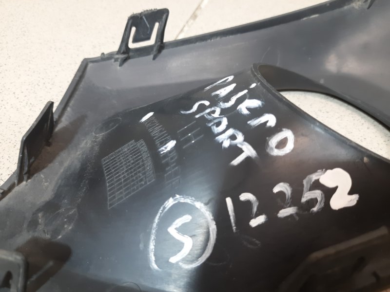 Рамка противотуманной фары левой Mitsubishi Pajero Sport KS 8321A641 ...